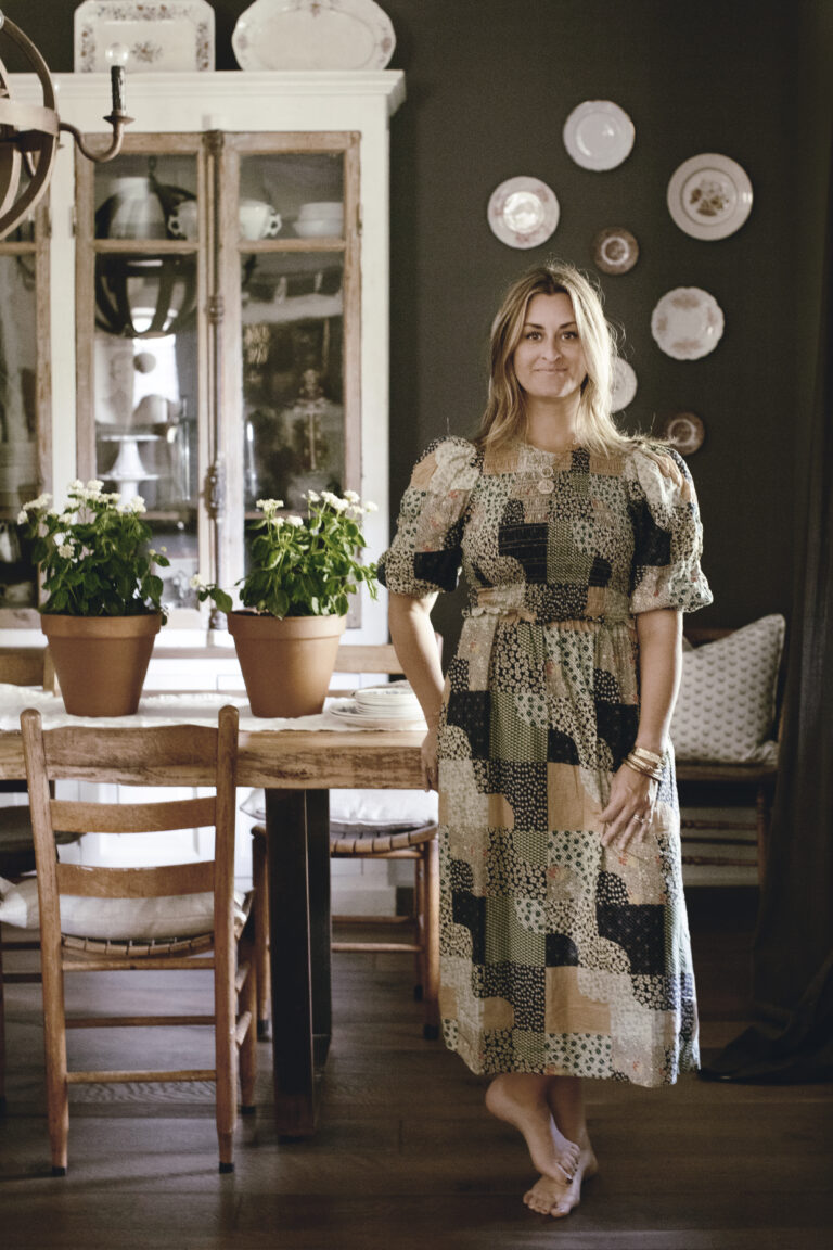 A Step-by-Step Guide to Creating Stunning Vintage Plate Walls • Old ...