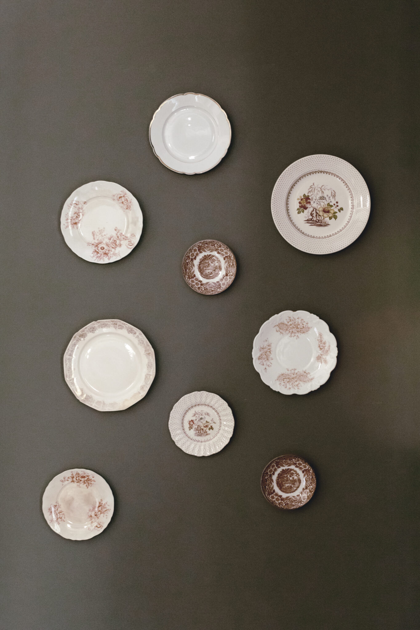 A Step-by-Step Guide to Creating Stunning Vintage Plate Walls • Old ...